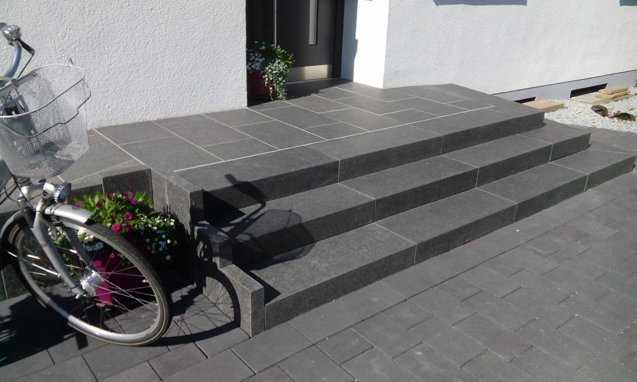 Stufenanlage mit angrenzender Rampe aus Granit - Gartenbau ...